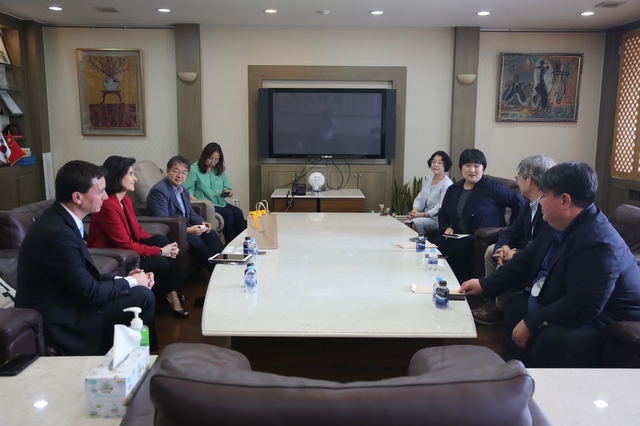 IPA President visits Seoul and Beijing International Book Fairs ...